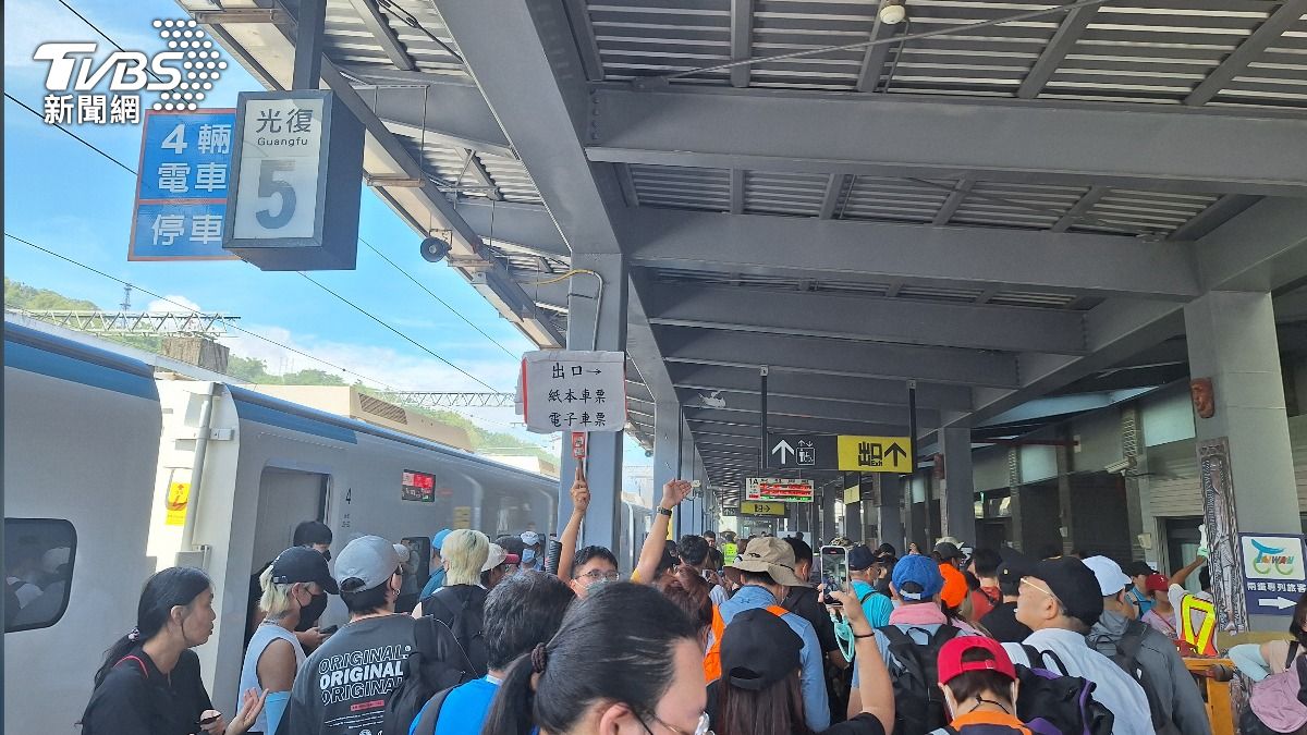 17萬人鏟子超人＋國軍齊力 花蓮光復道路清淤已達98％│TVBS新聞網