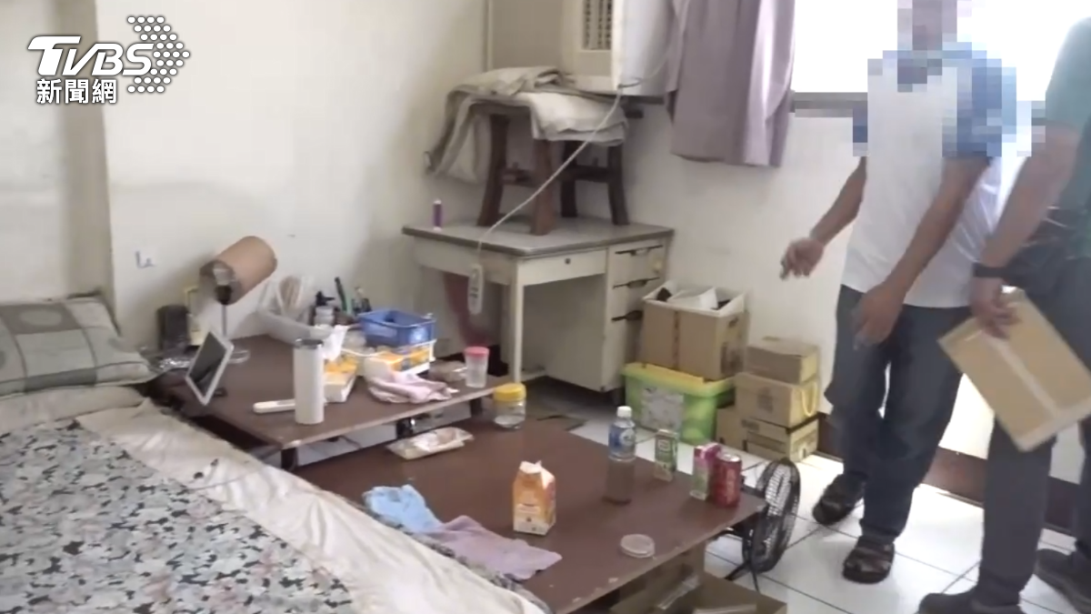 怕被追債！台中「武裝遊覽車」上路 司機持仿貝瑞塔槍彈│TVBS新聞網