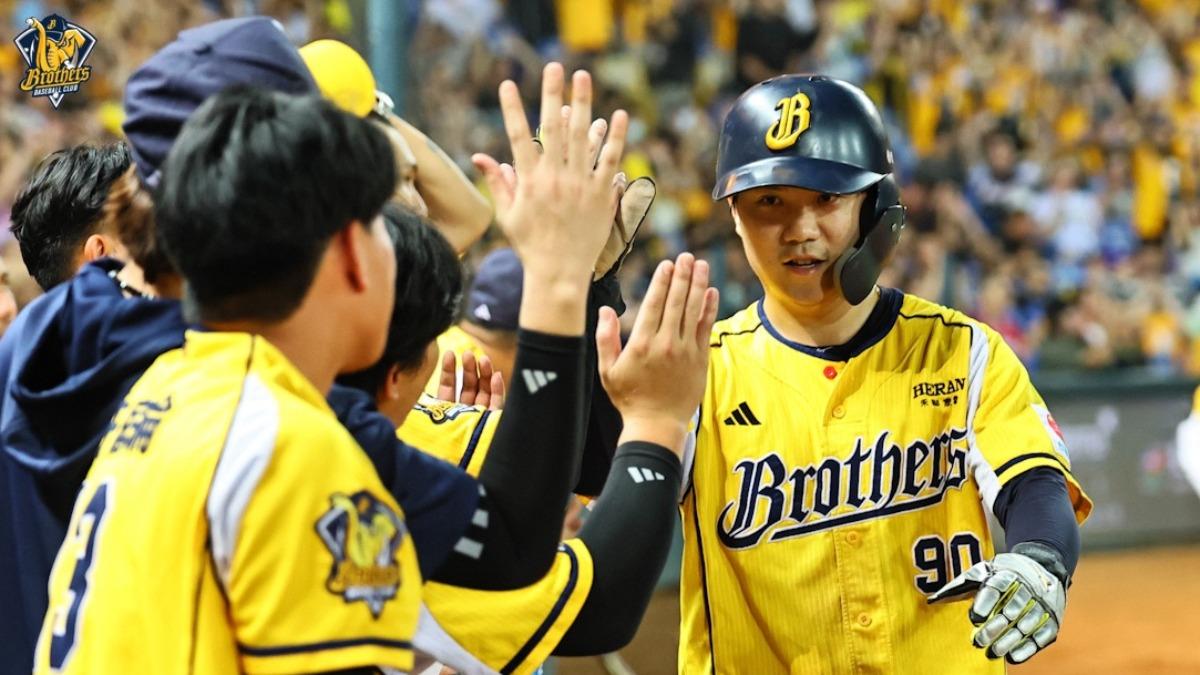 中職／黃色彩帶回家拋！中信兄弟下半季封王 隊史第20座到手│TVBS新聞網