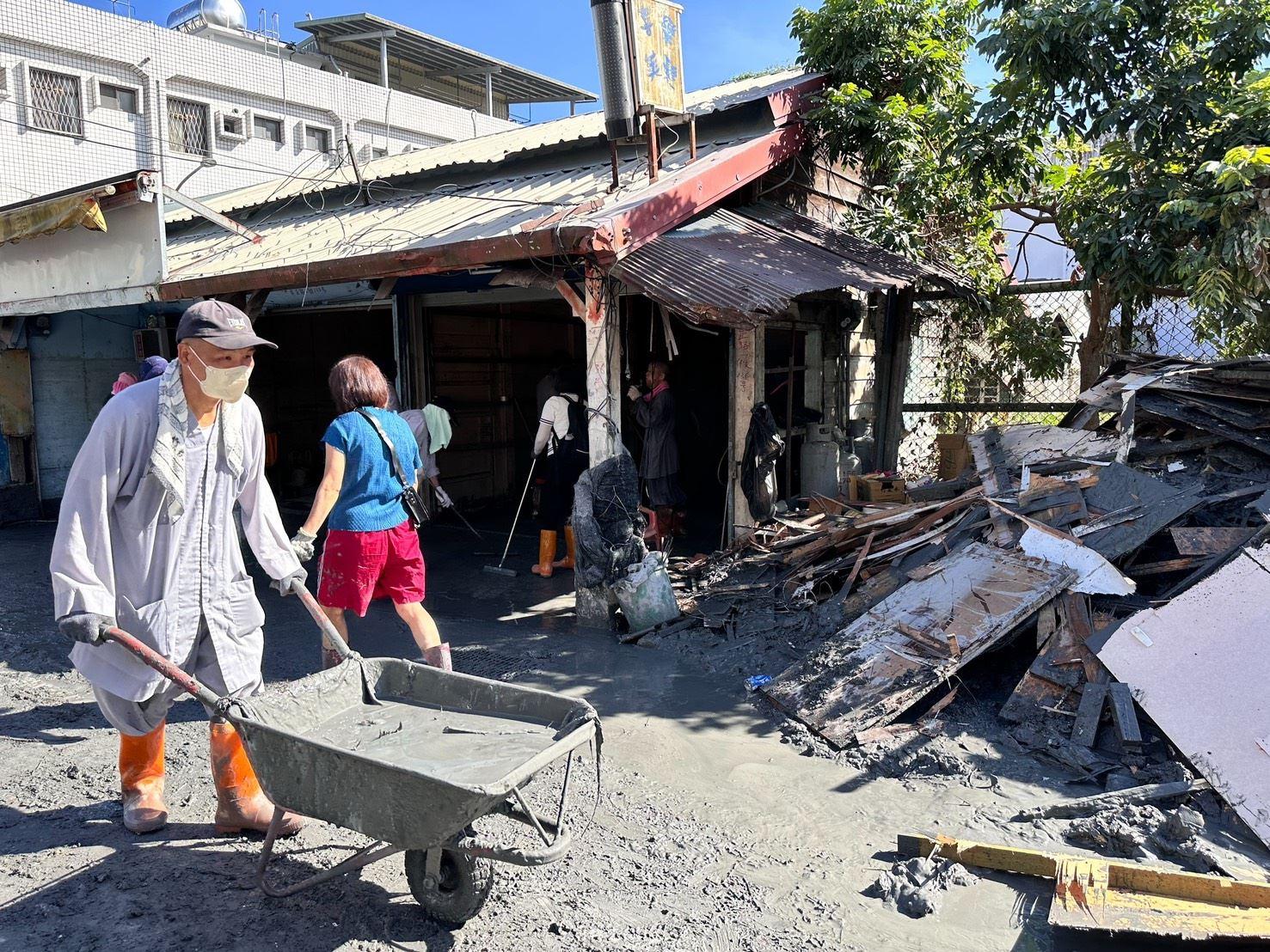 佛門慈悲！法師「霸氣開怪手」 再捐1000萬善款暖進災民心│TVBS新聞網