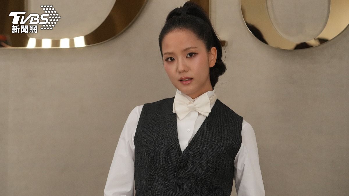 莎莉賽隆出席時裝周「皮衣底下全不穿」 火辣勝過Jisoo、珍妮佛勞倫斯│TVBS新聞網