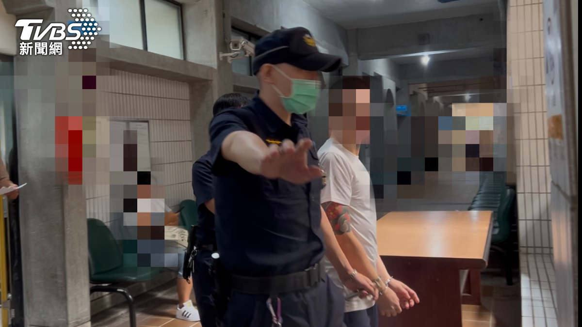 007座駕變掀蓋車！1400萬奧斯頓馬丁撞車 駕駛棄車落跑│TVBS新聞網