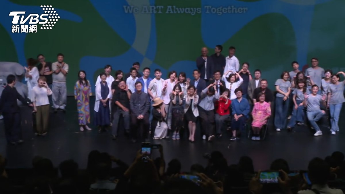 007座駕變掀蓋車！1400萬奧斯頓馬丁撞車 駕駛棄車落跑│TVBS新聞網