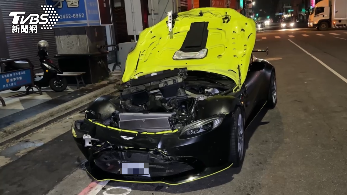 007座駕變掀蓋車！1400萬奧斯頓馬丁撞車 駕駛棄車落跑│TVBS新聞網