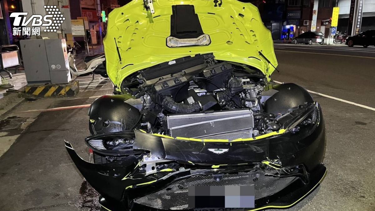 007座駕變掀蓋車！1400萬奧斯頓馬丁撞車 駕駛棄車落跑│TVBS新聞網