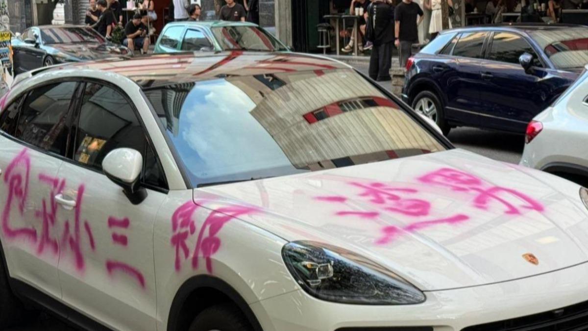 信義區保時捷遭噴漆「3cm、渣男」 JKF女郎見狀驚訝發聲│TVBS新聞網