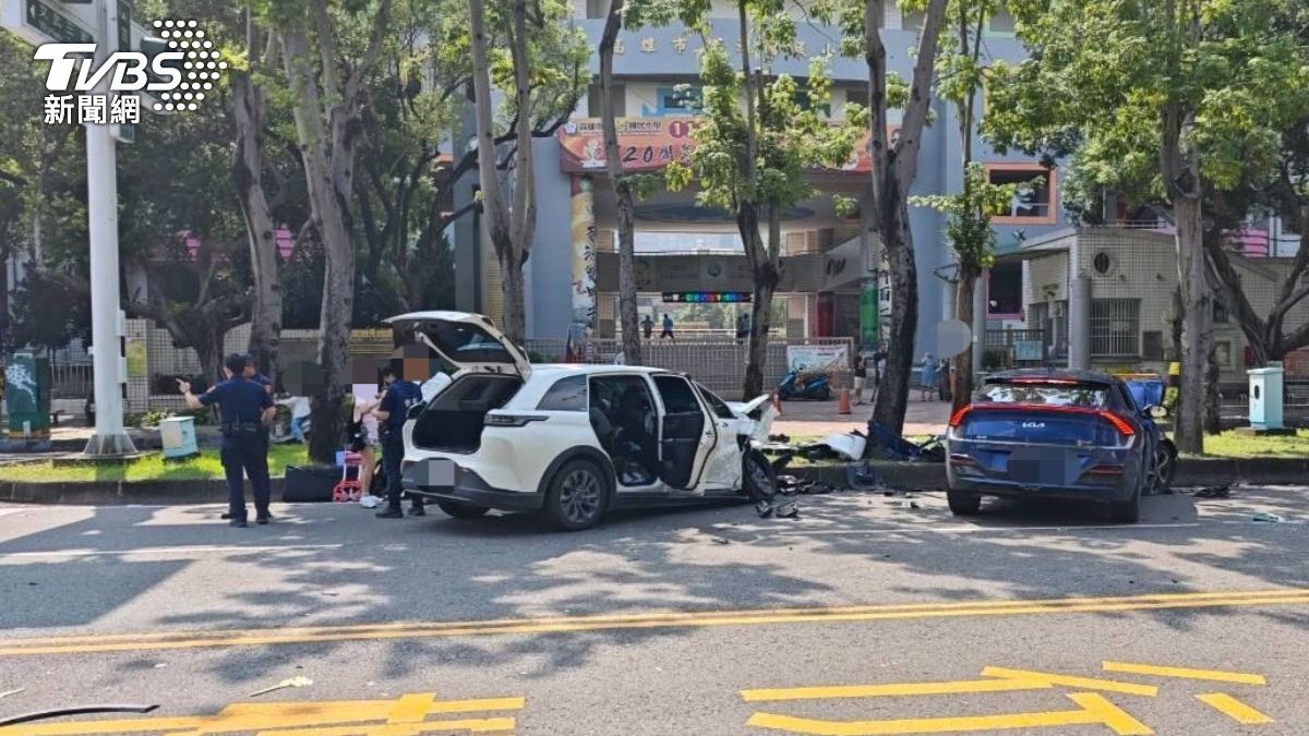 快訊／高雄78歲騎士嬤「路口闖燈」 3車碰撞她重傷昏迷送醫│TVBS新聞網