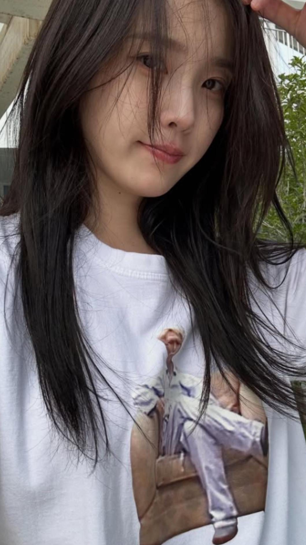 IU穿上燦赫T恤掀熱議！AKMU妹反應超真實 幽默回應笑翻網│TVBS新聞網