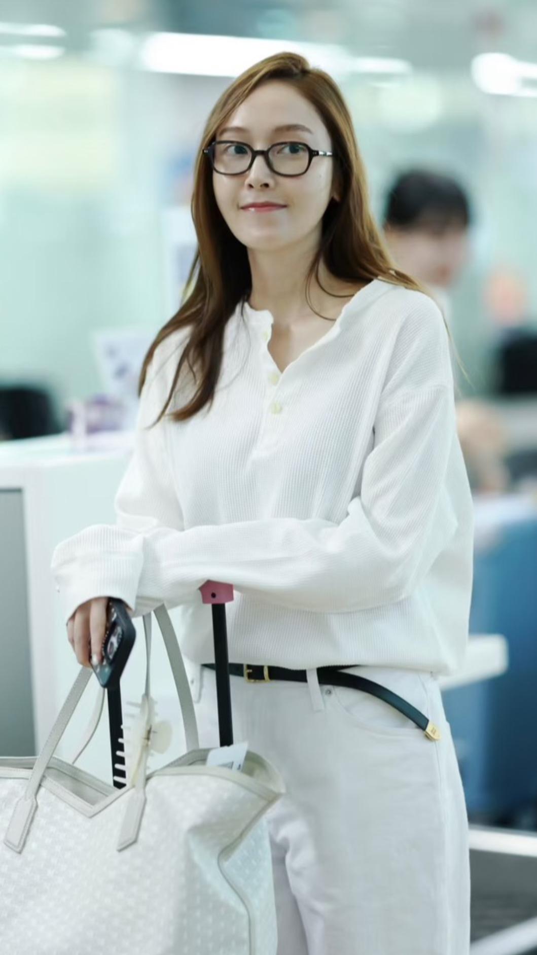 黑色穿搭竟顯老！明星都穿「1色系」秒變亮眼仙氣爆棚│TVBS新聞網