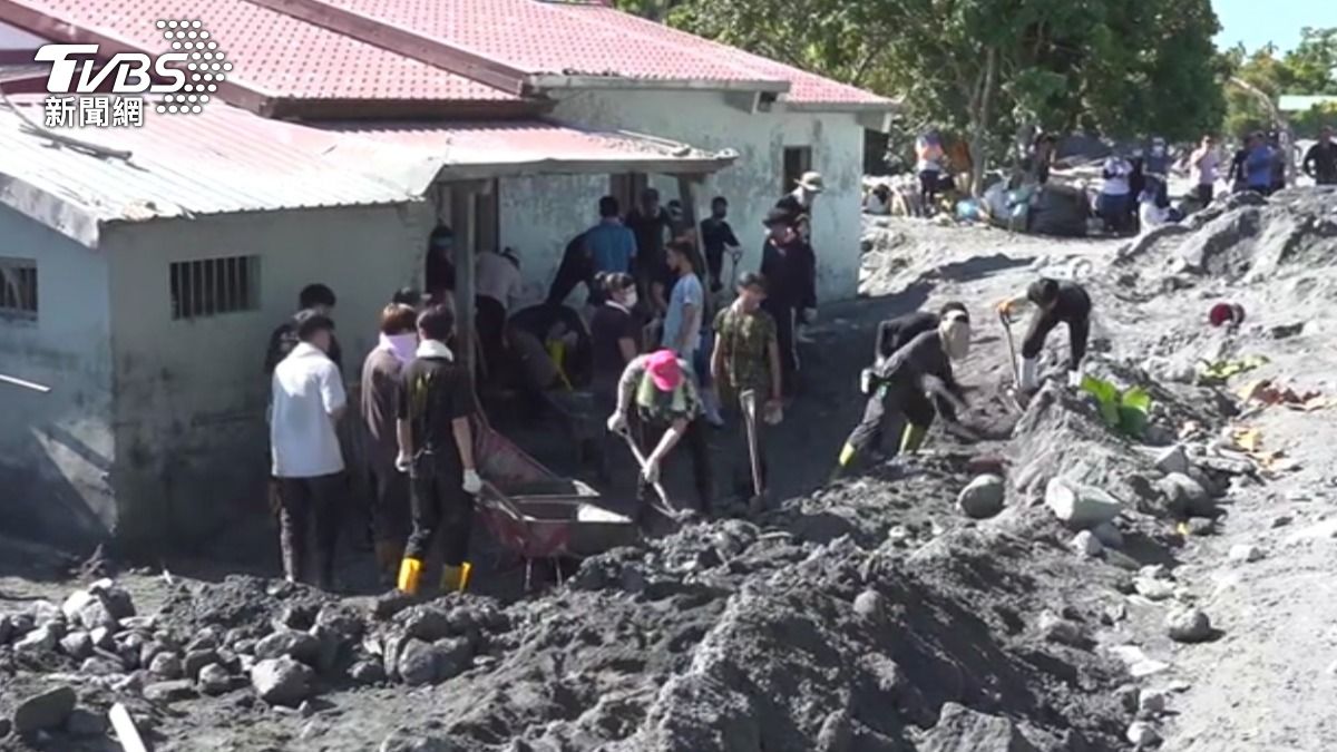 鏟子超人被質疑「一天收2000元」 她嘆：壞人不信人會做好事│TVBS新聞網