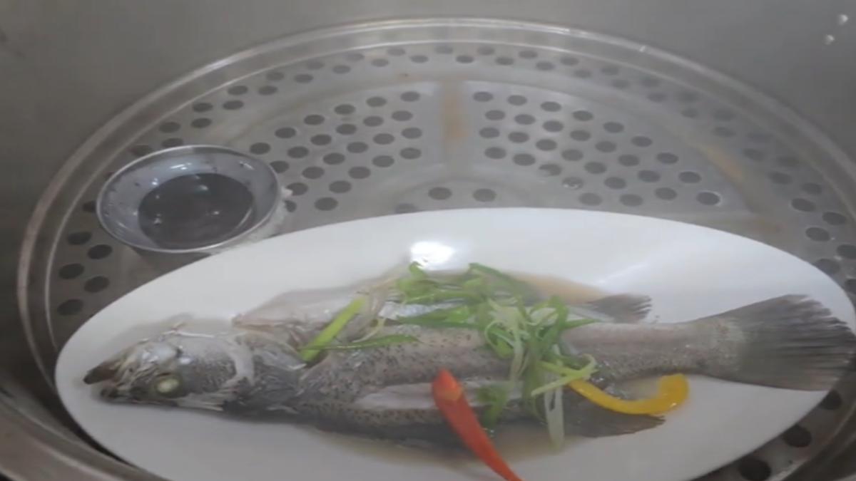 免煩惱煎魚技巧！量販店「代客料理」成潮流 銅板價加料變大餐│TVBS新聞網