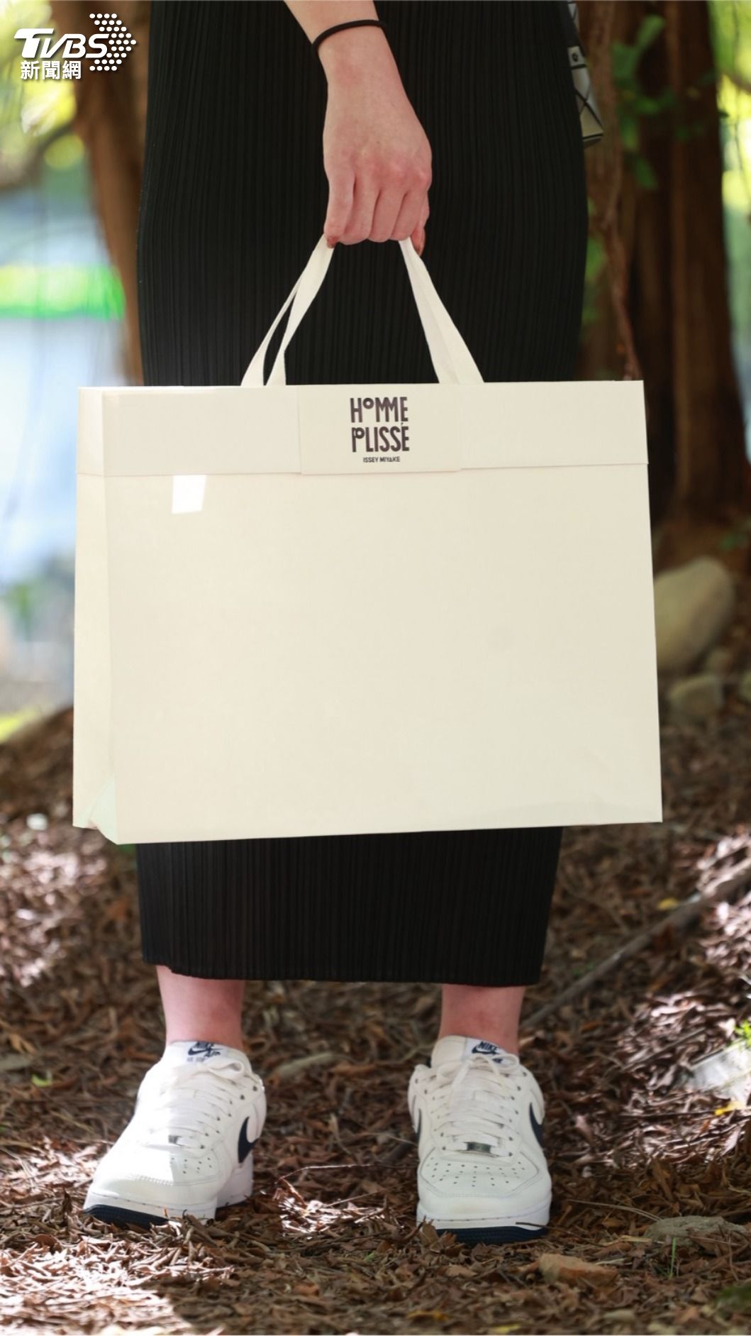 同套OOTD！「北捷超人」三宅一生手提袋是限量披肩 全身行頭曝│TVBS新聞網