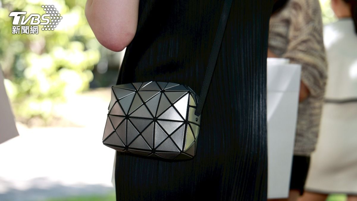 同套OOTD！「北捷超人」三宅一生手提袋是限量披肩 全身行頭曝│TVBS新聞網