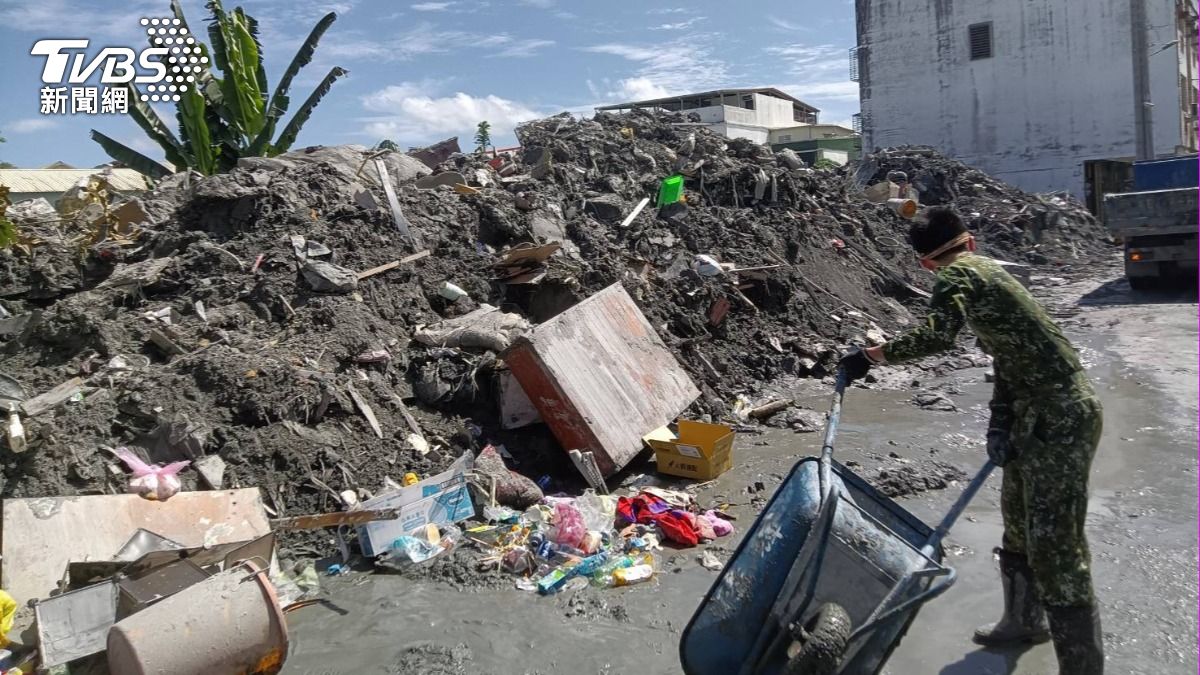 最美風景！放學獨自搭車400km 國二「鏟子小英雄」揮汗救災│TVBS新聞網