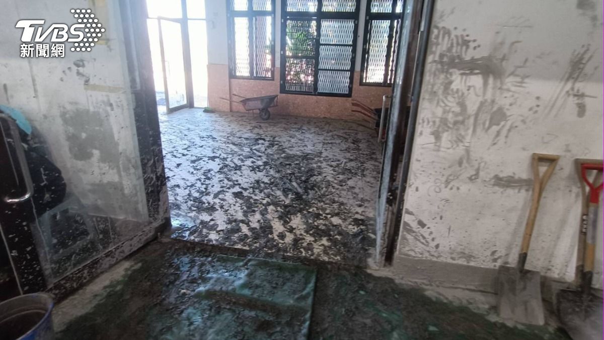 最美風景！放學獨自搭車400km 國二「鏟子小英雄」揮汗救災│TVBS新聞網