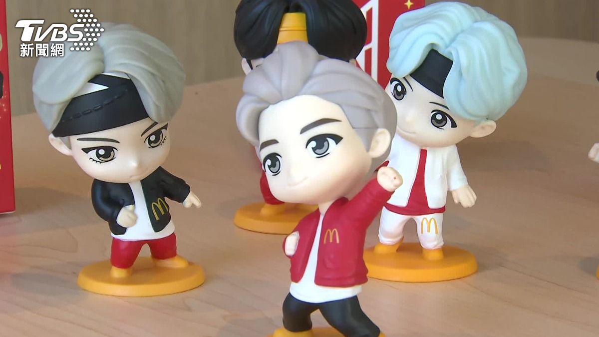 麥當勞BTS公仔開賣！7款盲盒開箱 粉絲提早排隊搶買│TVBS新聞網