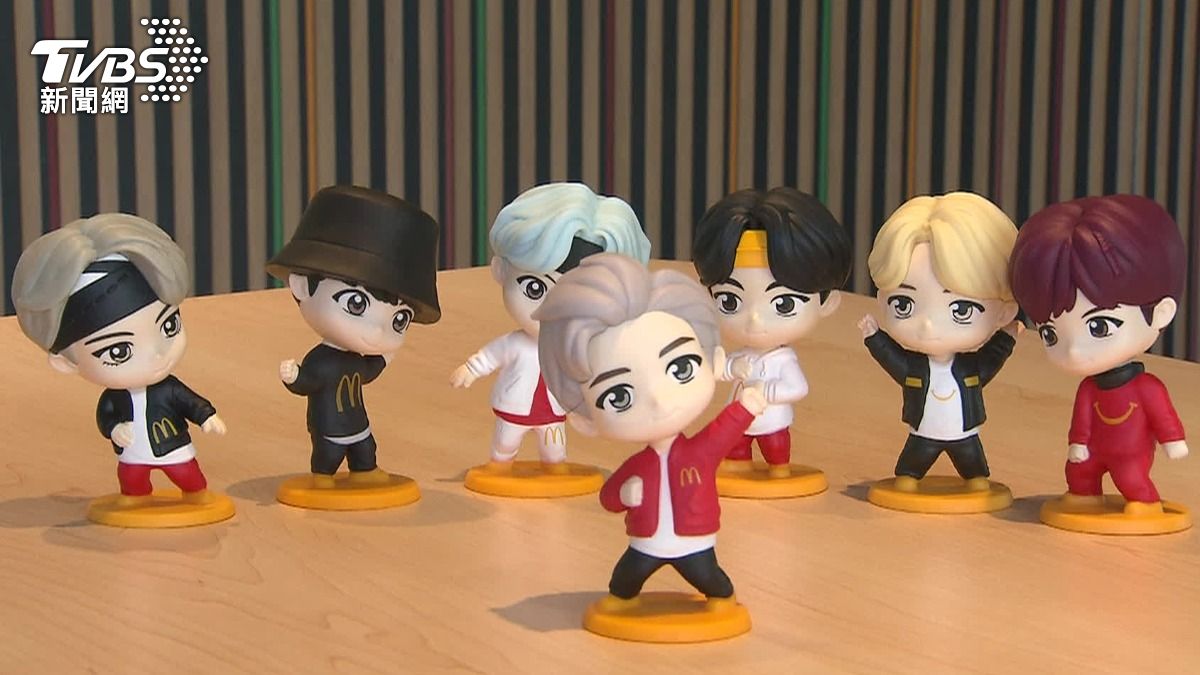 麥當勞BTS公仔開賣！7款盲盒開箱 粉絲提早排隊搶買│TVBS新聞網