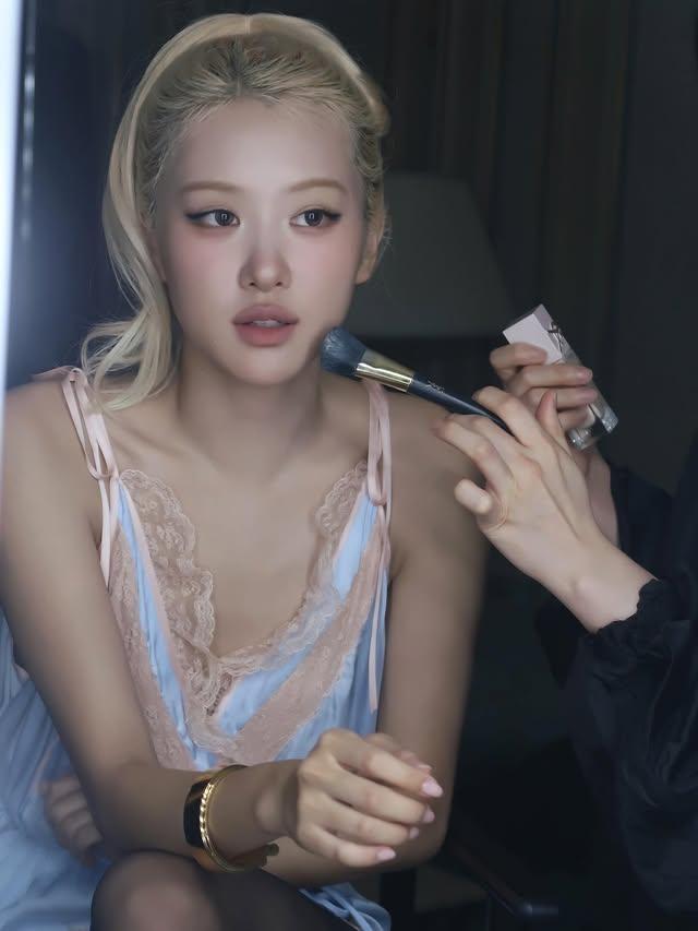 BLACKPINK巴黎戰袍PK！Jisoo淪錢櫃櫃台 Jennie交手小松菜奈│TVBS新聞網