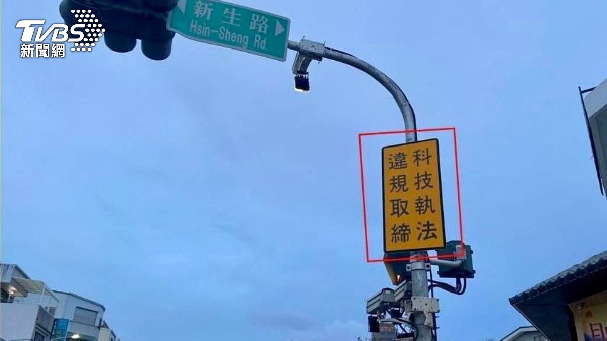 不小心就犯！他停等紅燈「忽略這動作」 荷包秒噴1800│TVBS新聞網