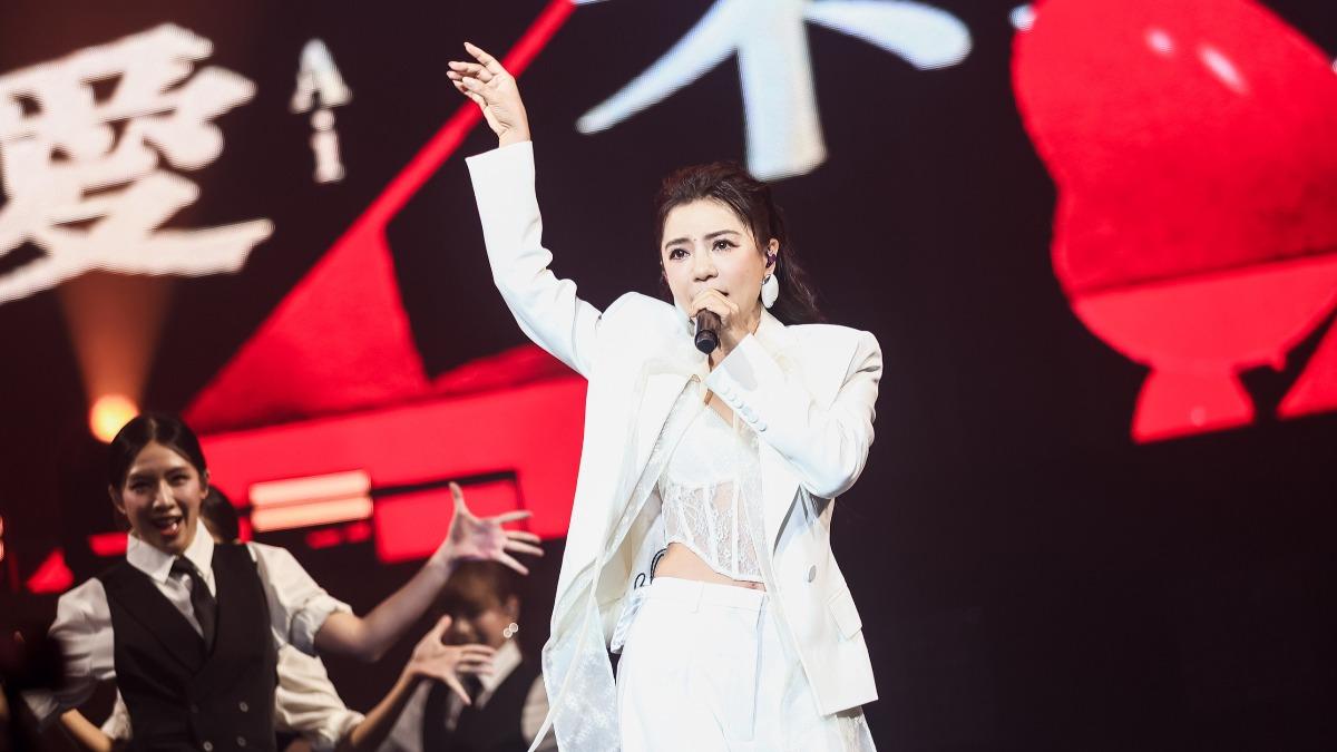 丁噹辣翻了！唱跳男神組曲「透視蕾絲被看光」 小巨蛋完售加賣包廂│TVBS新聞網