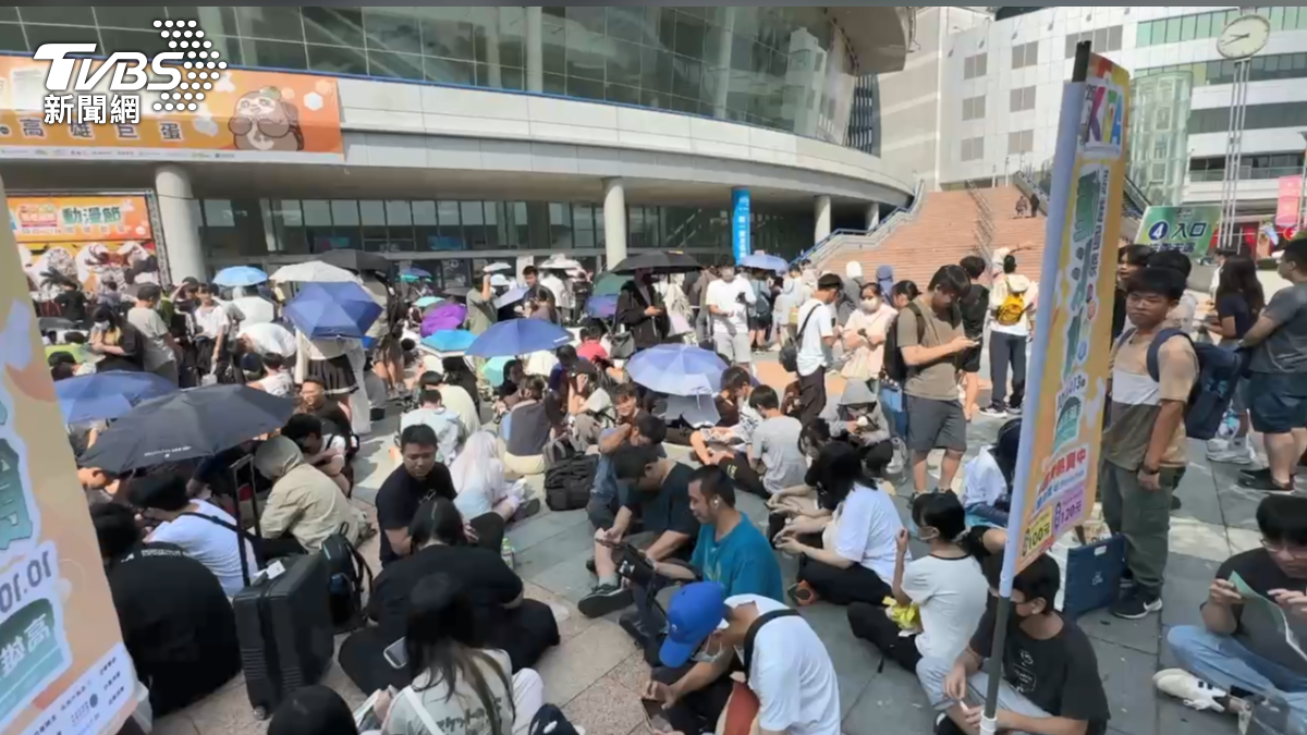 動漫節遇韓團限量帽搶排！人潮擠爆巨蛋 排到吵架報警│TVBS新聞網