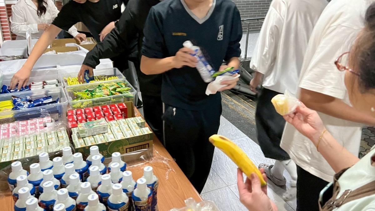 高中晚自習補給超澎派 學生手寫信致謝：每天留晚的動力│TVBS新聞網