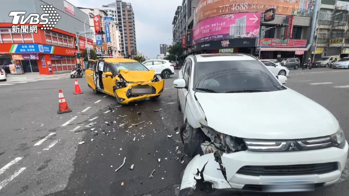 左轉車「未禮讓」！小黃直行攔腰撞 2部車4人受傷│TVBS新聞網