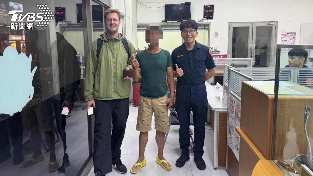 You are my destiny！台中外籍男「錢包掉了」 隔壁大叔拿著正要交給警察│TVBS新聞網