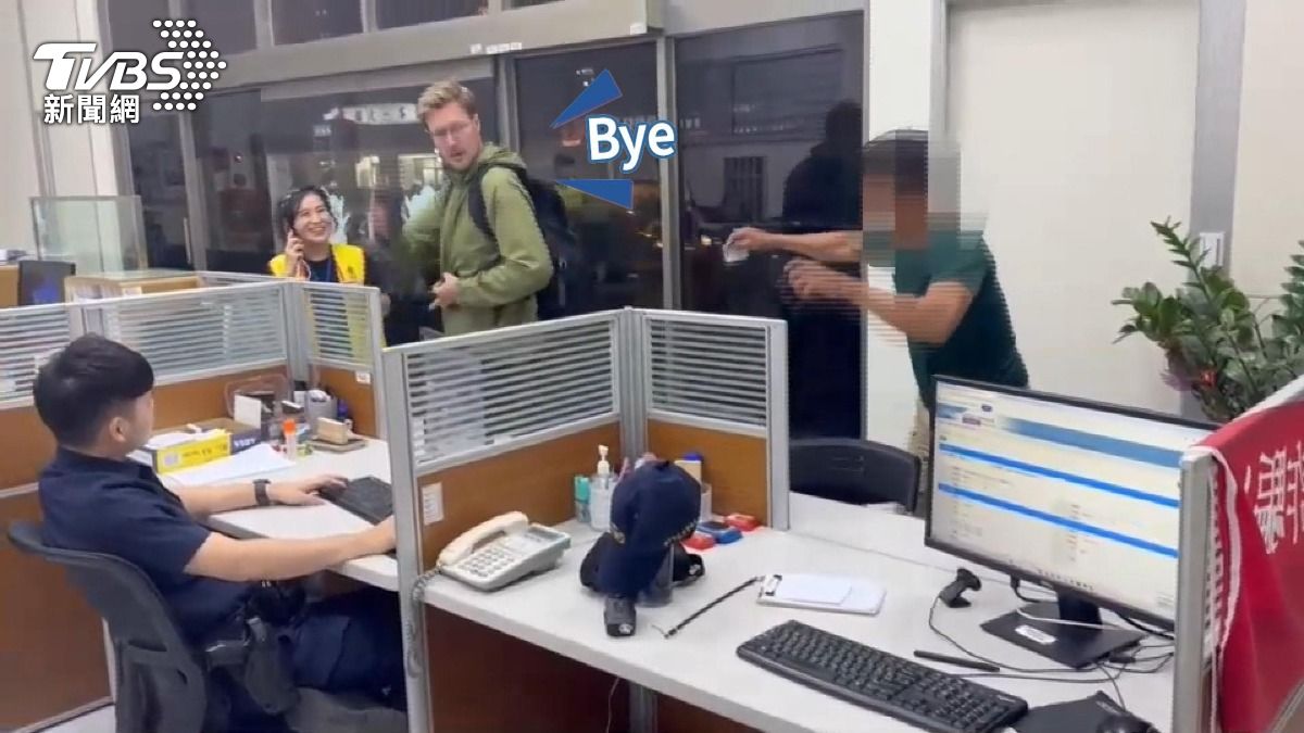 You are my destiny！台中外籍男「錢包掉了」 隔壁大叔拿著正要交給警察│TVBS新聞網