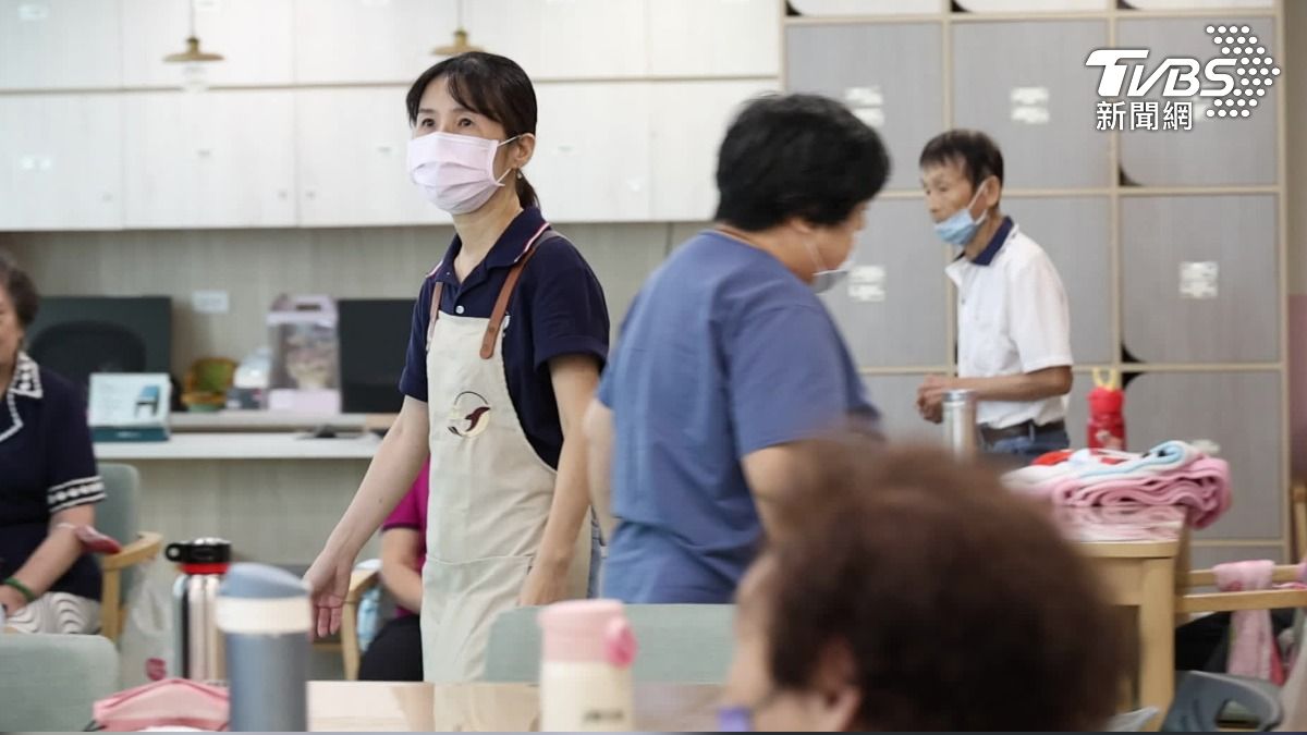 照顧失智長輩太沉重！「十年花600萬」家人崩潰 這選擇能省下144萬│TVBS新聞網