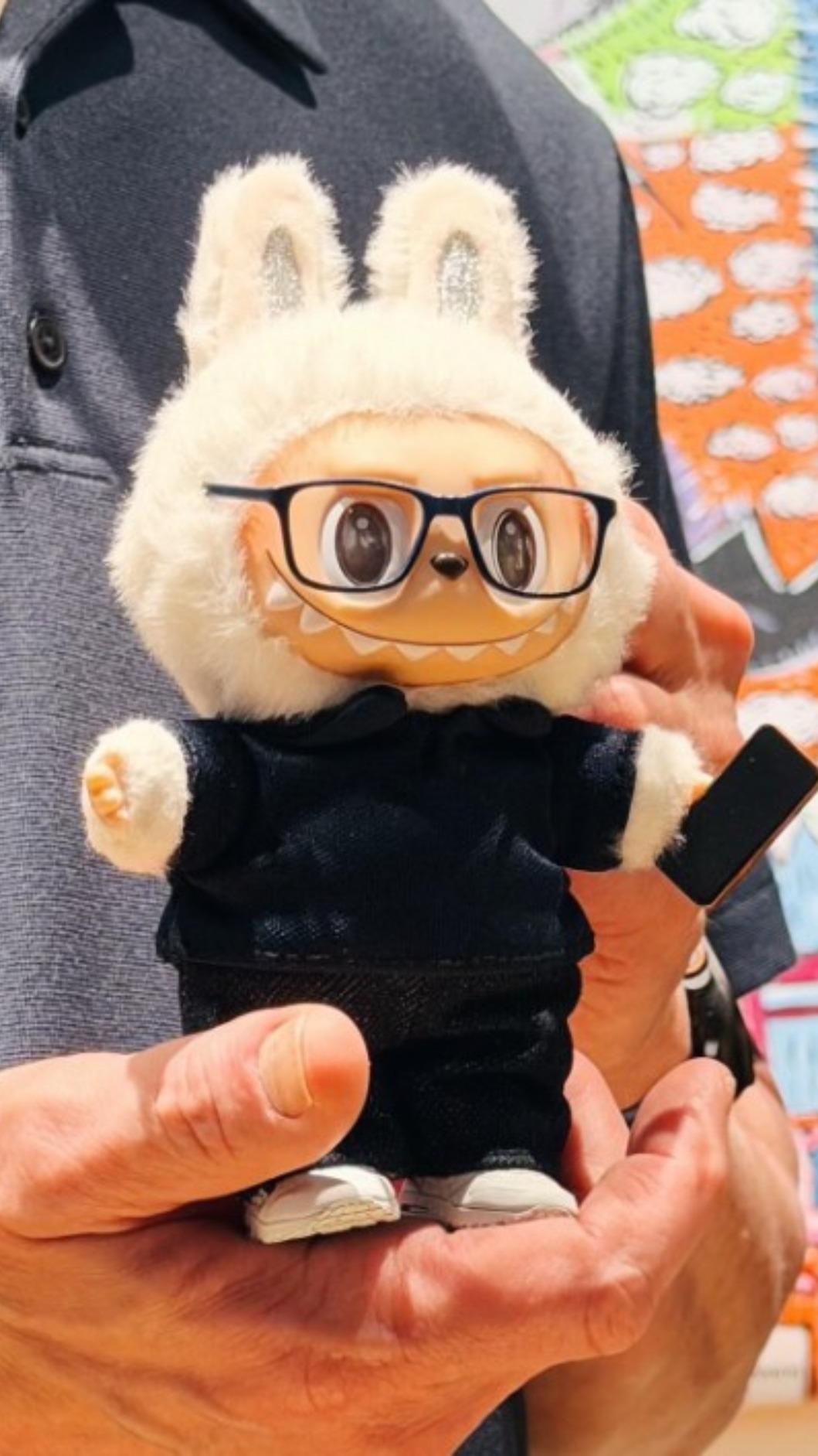 蘋果執行長庫克突現身上海 獲贈超夯「訂製款Labubu」│TVBS新聞網