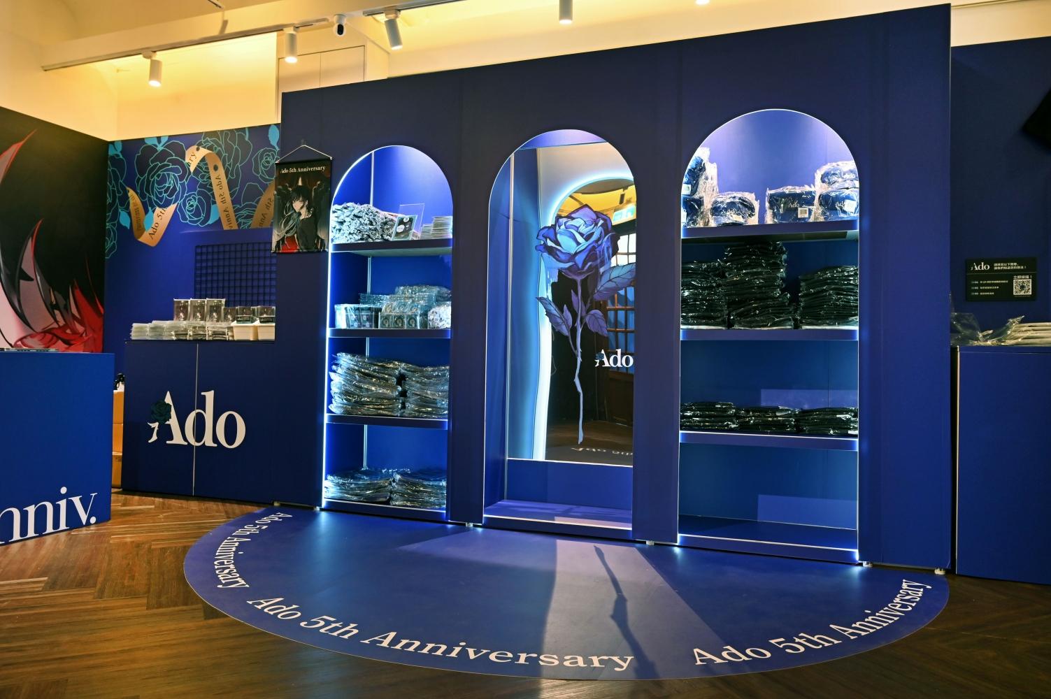 Ado藍玫瑰綻放台北！手燈架夢幻如藝術品 限定周邊+美照拍不完│TVBS新聞網