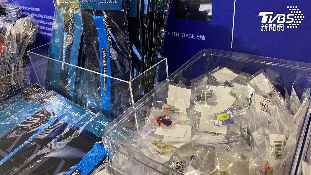 Ado藍玫瑰綻放台北！手燈架夢幻如藝術品 限定周邊+美照拍不完│TVBS新聞網