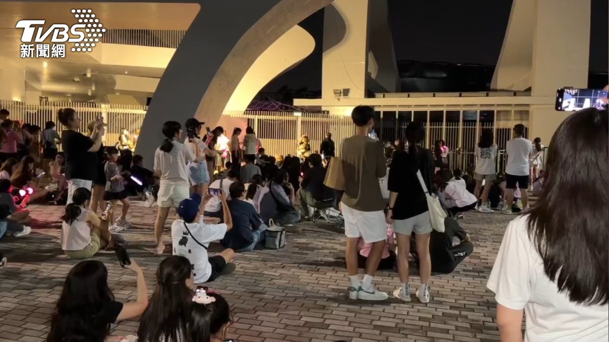 《APT.》發行一周年！BP演唱會獻唱 買不到票粉絲場外聽「漏音」│TVBS新聞網