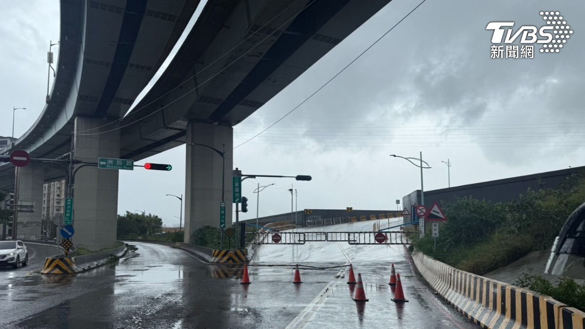 疏洪道水位暴漲！2人1狗受困 五股、蘆洲封路改道│TVBS新聞網