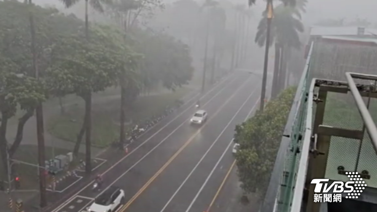 防雨彈！雙北「大豪雨」破400毫米 晚起往東移動│TVBS新聞網