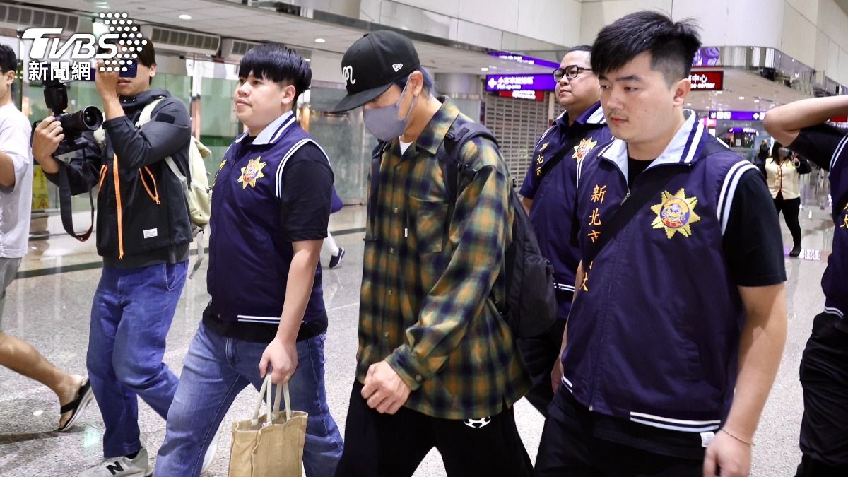 坤達涉閃兵案！今晨加拿大返台「一下飛機就遭拘提」TORO相挺陪同│TVBS新聞網