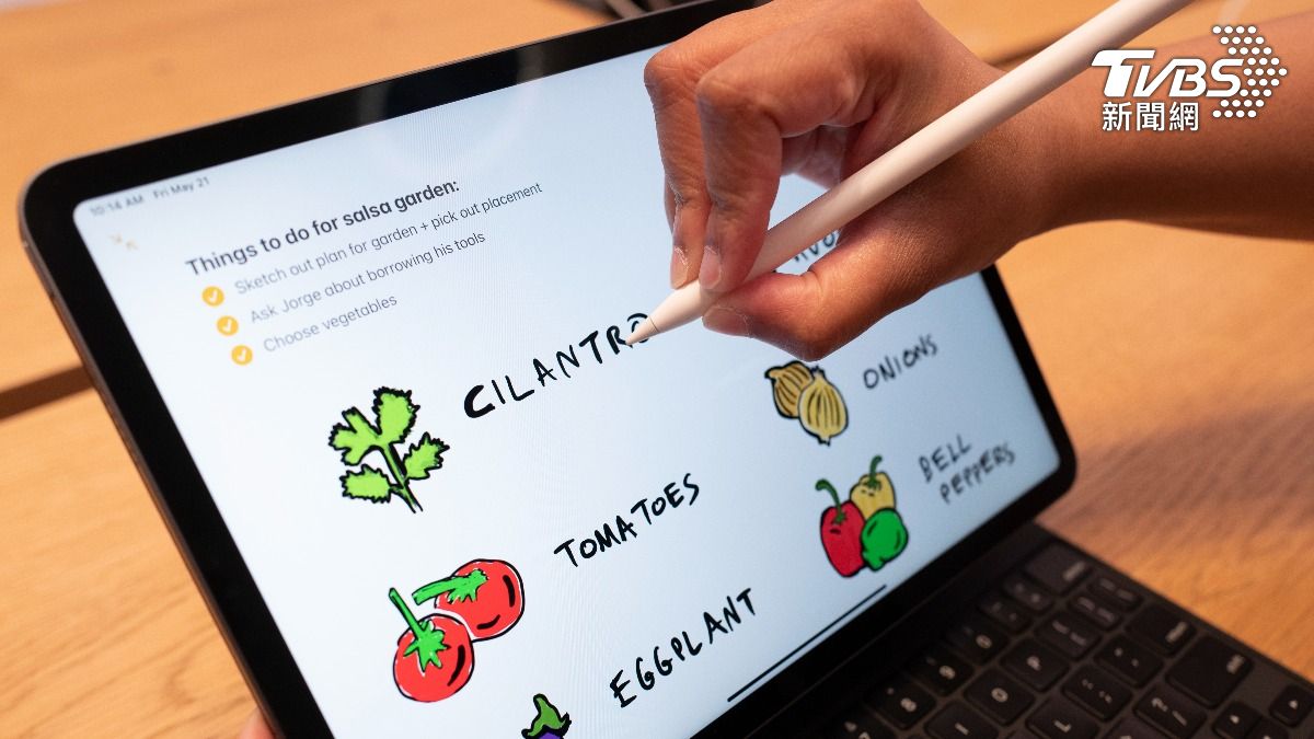 蘋果推「貌似華為」18吋折疊iPad卡關 恐延至2029上市│TVBS新聞網