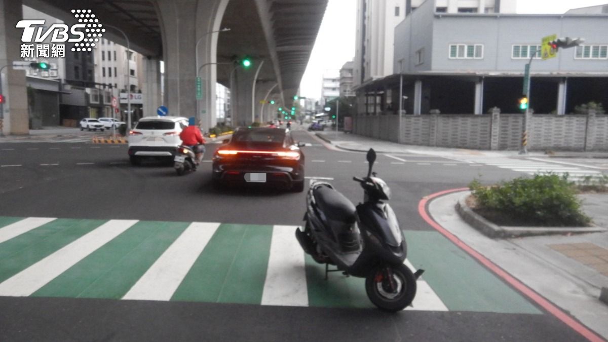 有片／好貴車禍？禮讓左轉砂石車 男騎士煞不住追尾保時捷│TVBS新聞網