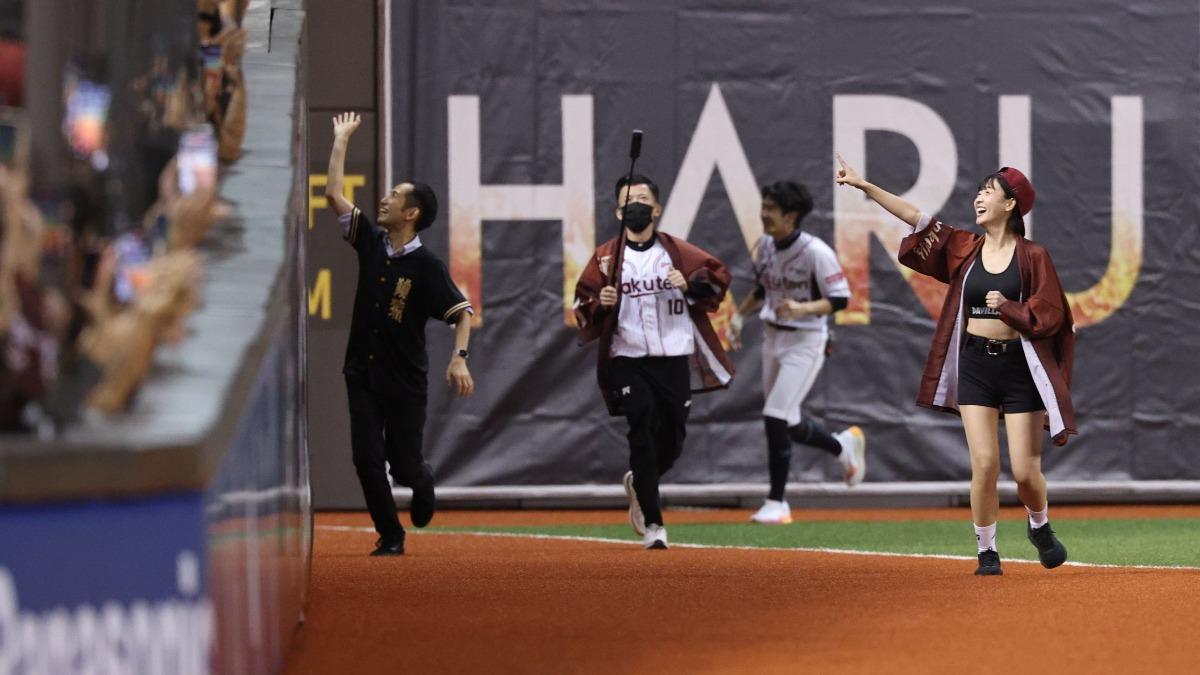 籃籃大巨蛋跑三圈「三萬人留下來看」！ 累到表情失控：快動不了│TVBS新聞網