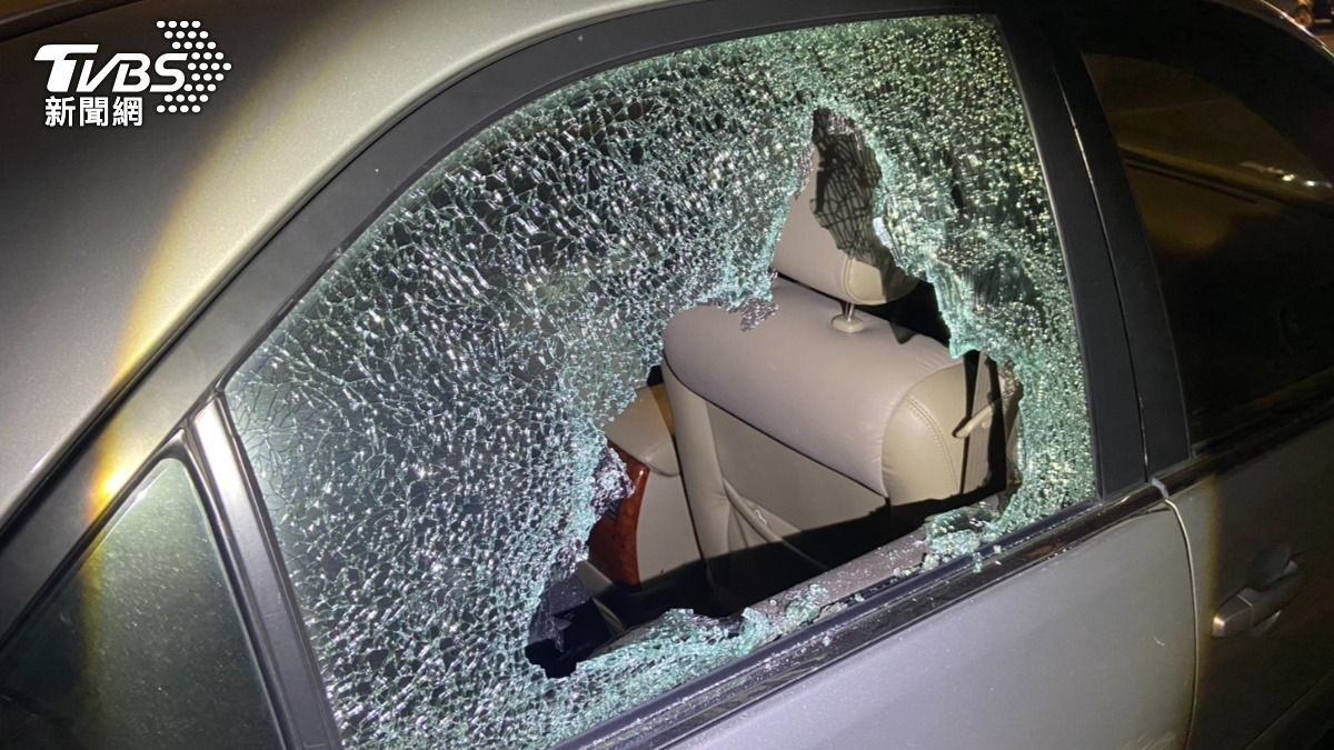 家有104歲長輩需照顧 婦返家遇車擋門 憤砸車窗付6千代價│TVBS新聞網