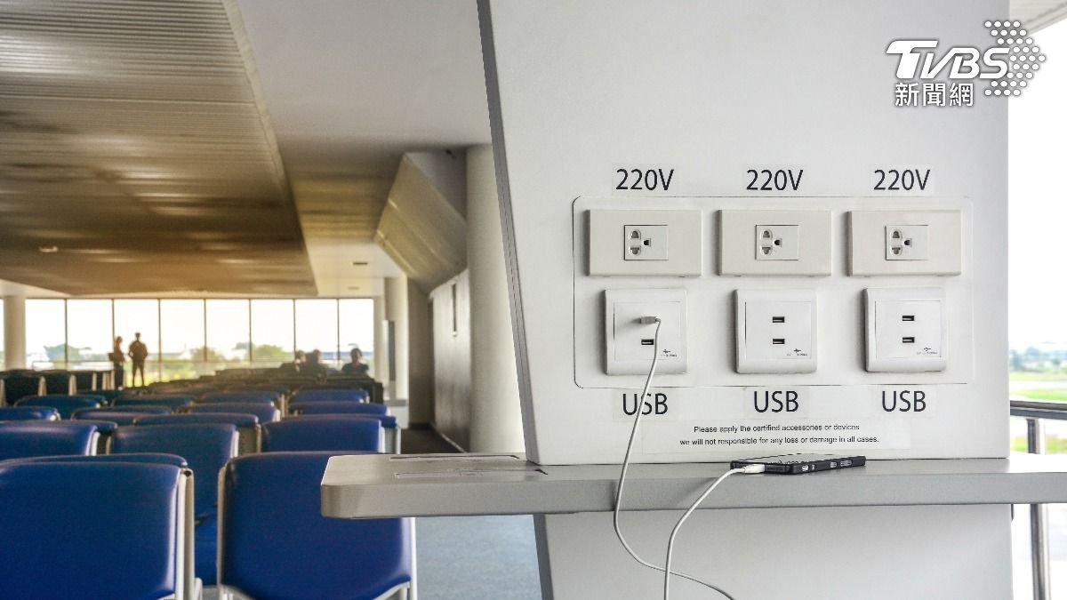 公共「USB充電」藏陷阱！一插秒遭駭客入侵 2動作可防範│TVBS新聞網