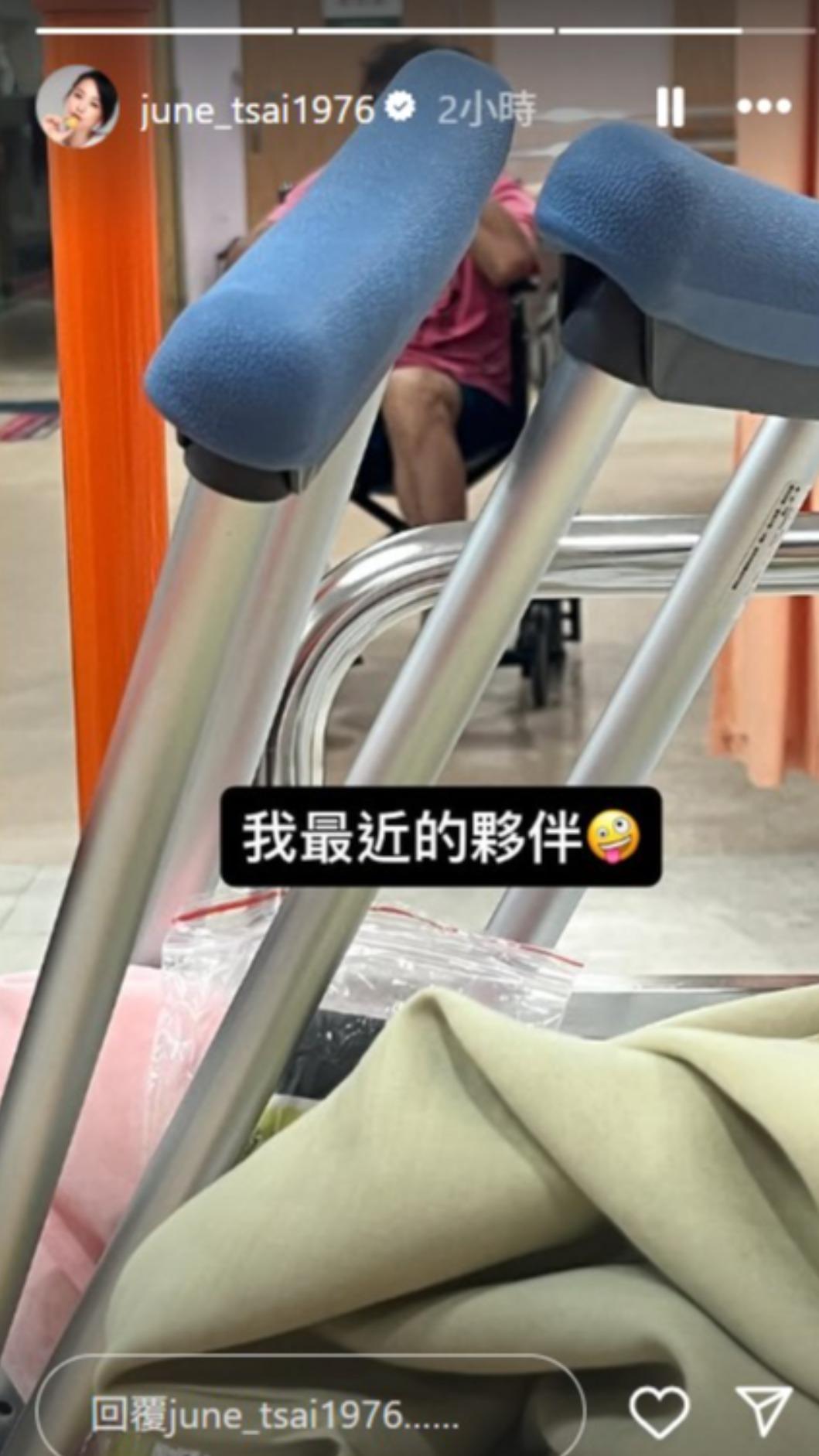 六月出意外受傷「躺擔架送醫」畫面曝光 老公李易發聲了│TVBS新聞網