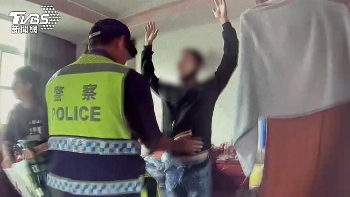 男持布袋闖銀行勒索500萬「威脅開槍」 保全見破手腳快 嫌犯落網│TVBS新聞網