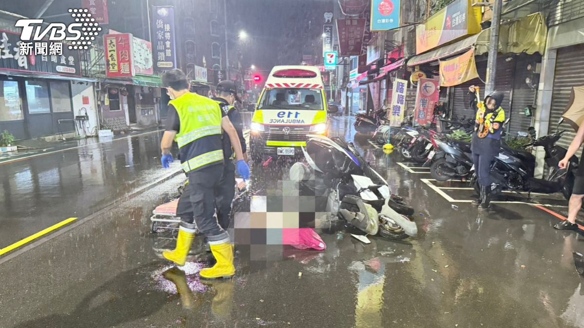 有片／三峽騎士雨夜路口攔腰撞翻老翁 他被抓包無照駕駛慘了│TVBS新聞網