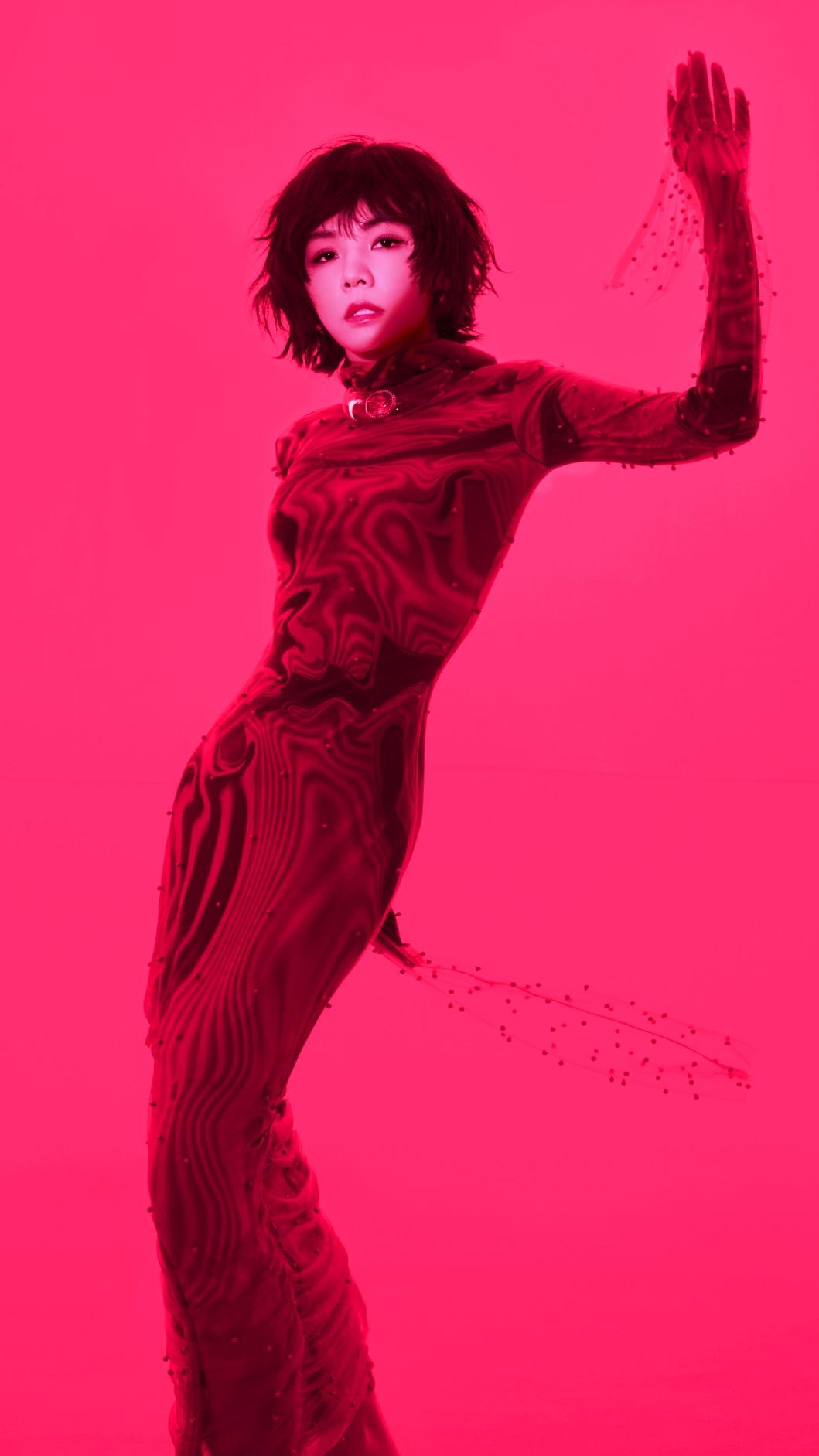 Ella操出「螞蟻腰」全看光！宣布要「剃平頭」 親揭時間點│TVBS新聞網