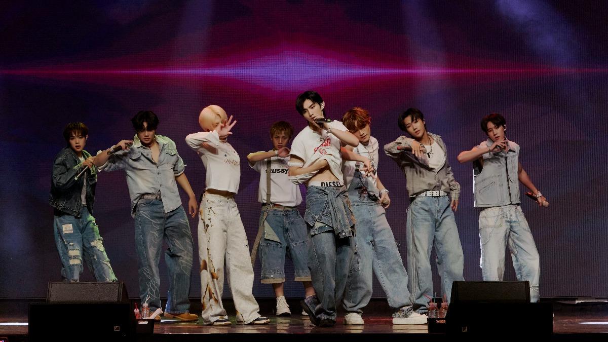 ARKis不忍了！掀衣露「冰塊盒腹肌」 集體爆哭吐心聲│TVBS新聞網