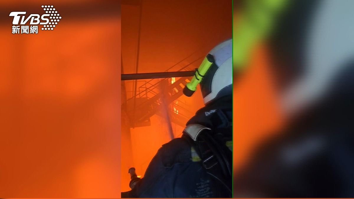 台中台玻驚傳窯爐故障！千噸「玻璃岩漿」外洩 高溫1500度無法靠近│TVBS新聞網