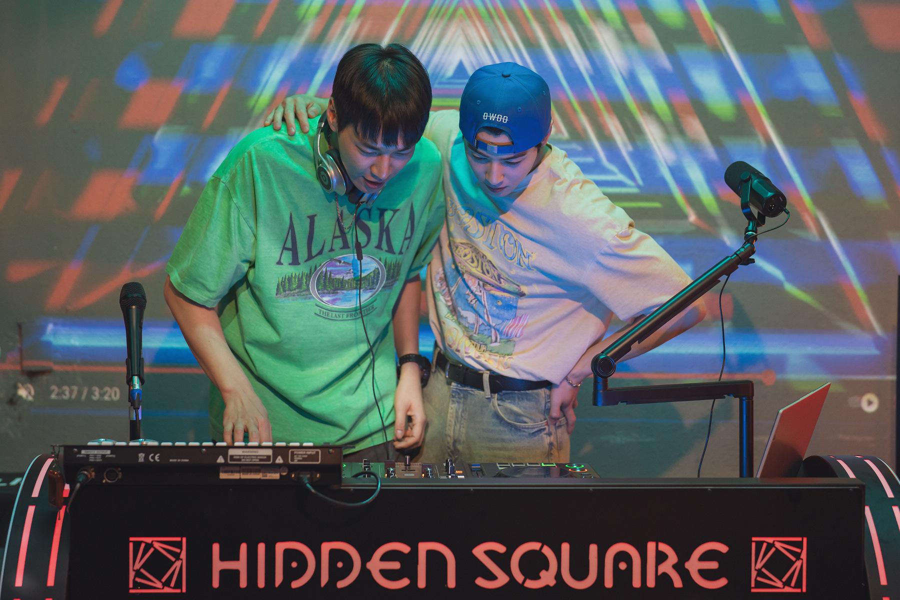 畫面太美！BTS柾國「神顏合體」車銀優 「後方熊抱摟胸」他羞了│TVBS新聞網