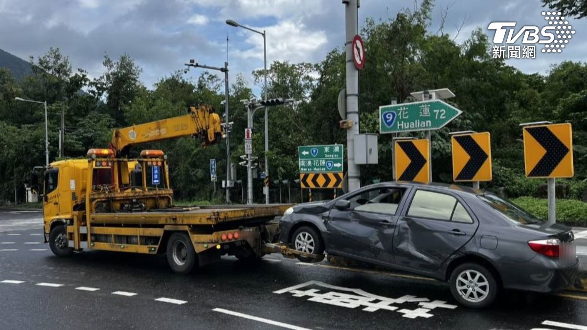 砂石車切過來 這邊車被撞旋轉180度 另一邊紅綠燈桿斷│TVBS新聞網